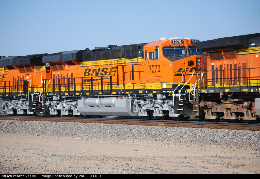 BNSF 7070 and BNSF 7071 head east.